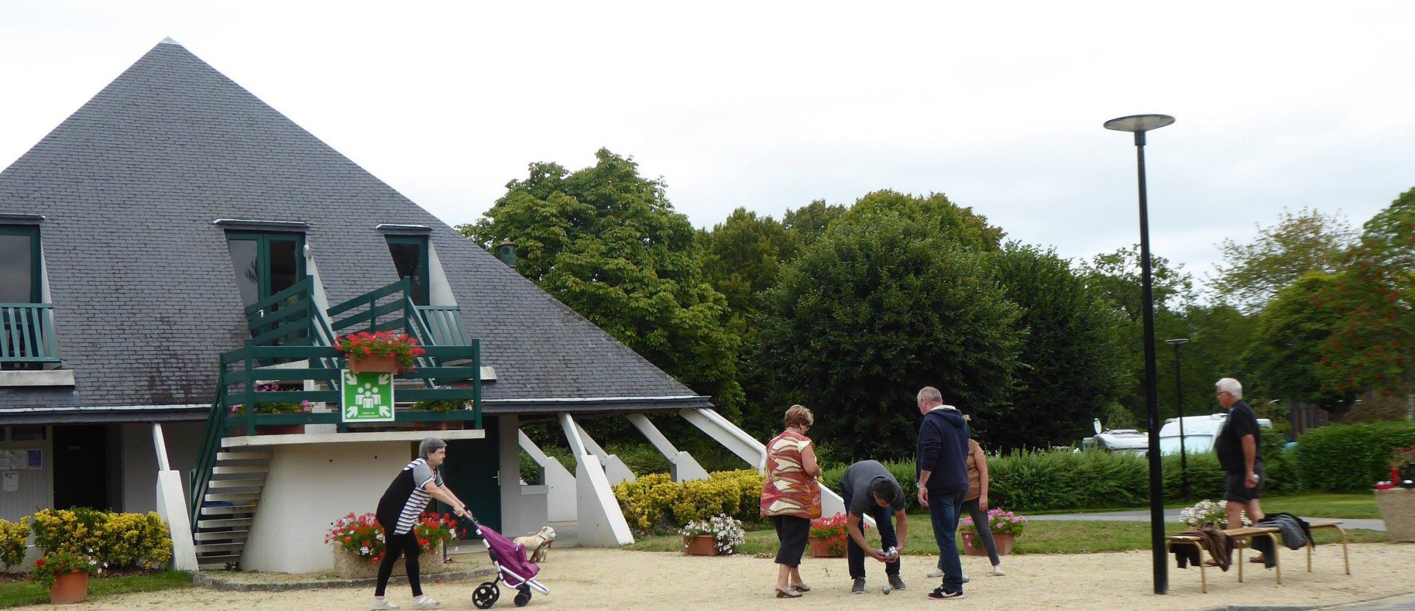 Camping Municipal Le Vieux Châtel** - Ville de Combourg